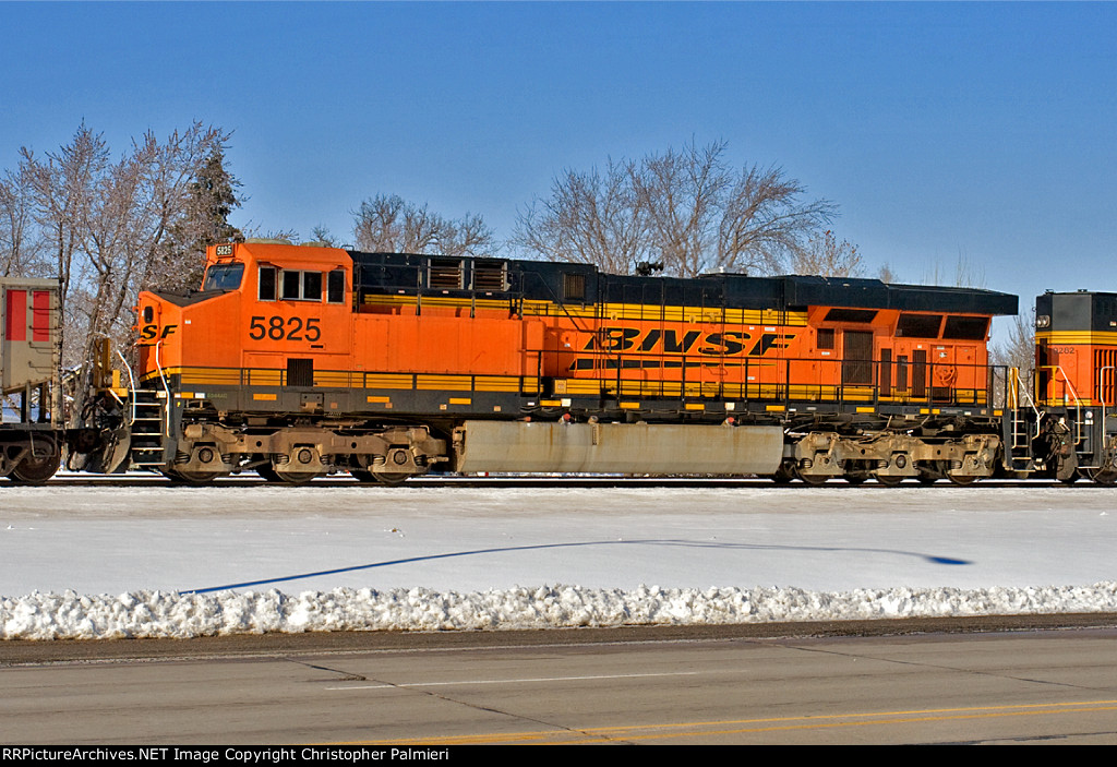 BNSF 5825